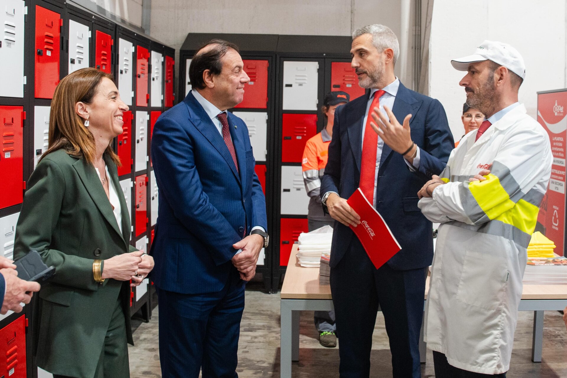 Il viceministro Leo in visita all'impianto Coca Cola di Gaglianico ...